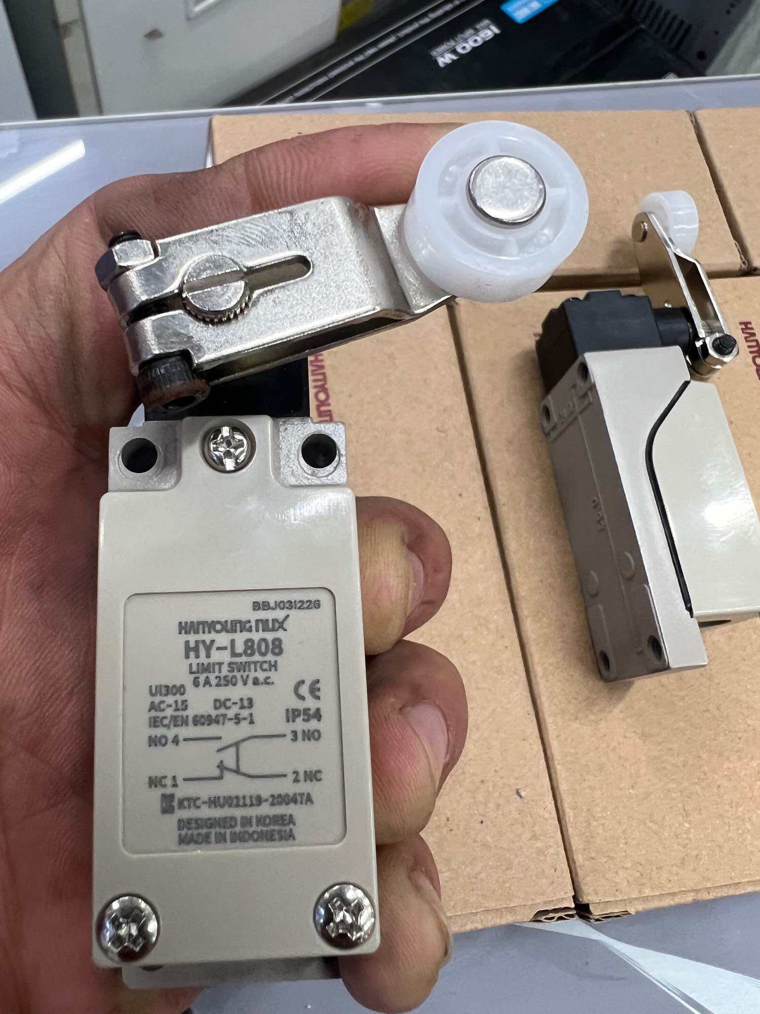 Công tắc hành trình L808 Hanyoung | Lazada.vn