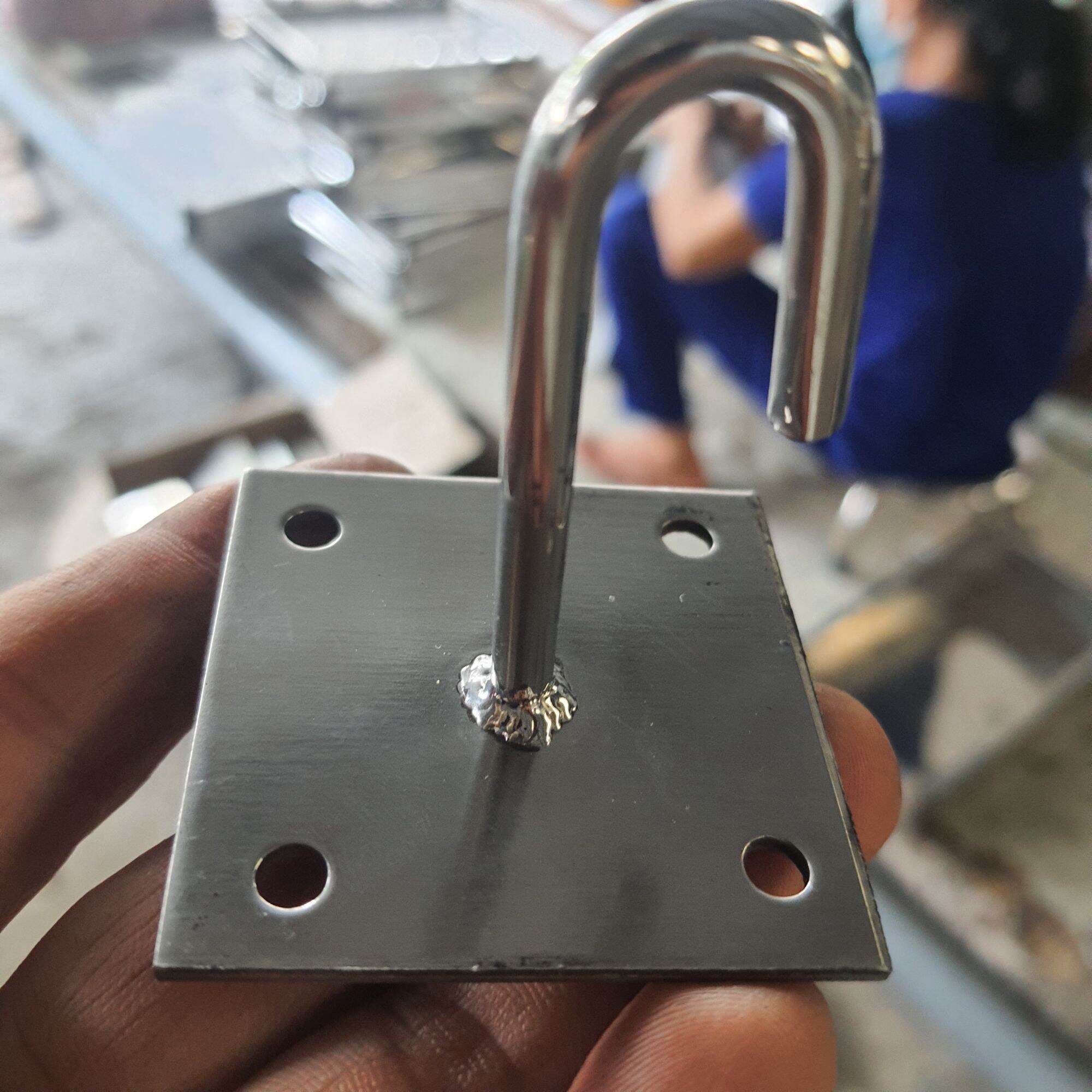 Bass inox có móc treo bắt trần , bắt 2 bên hông tường hoặc 2 bên vách ...