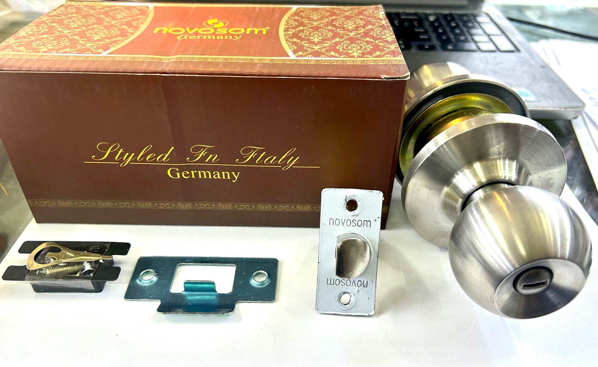 Ổ khoá tròn WC Novosom không chìa dùng cho cửa tolet, Khoá tròn tolet ...